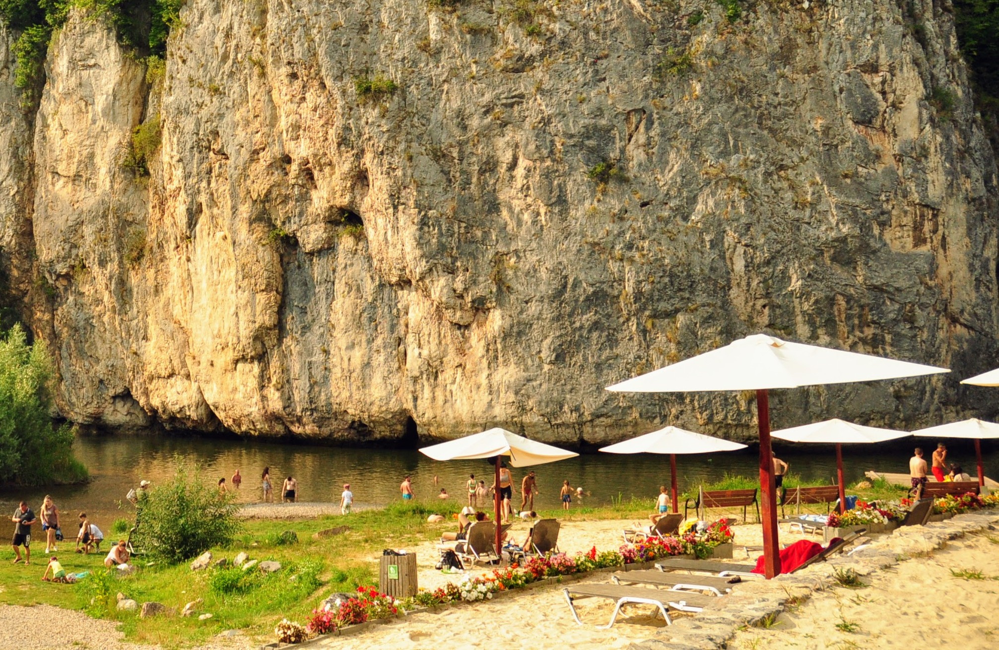 Plaja din Șuncuiuș, o oază de relaxare în Munții Apuseni, refugiu ...